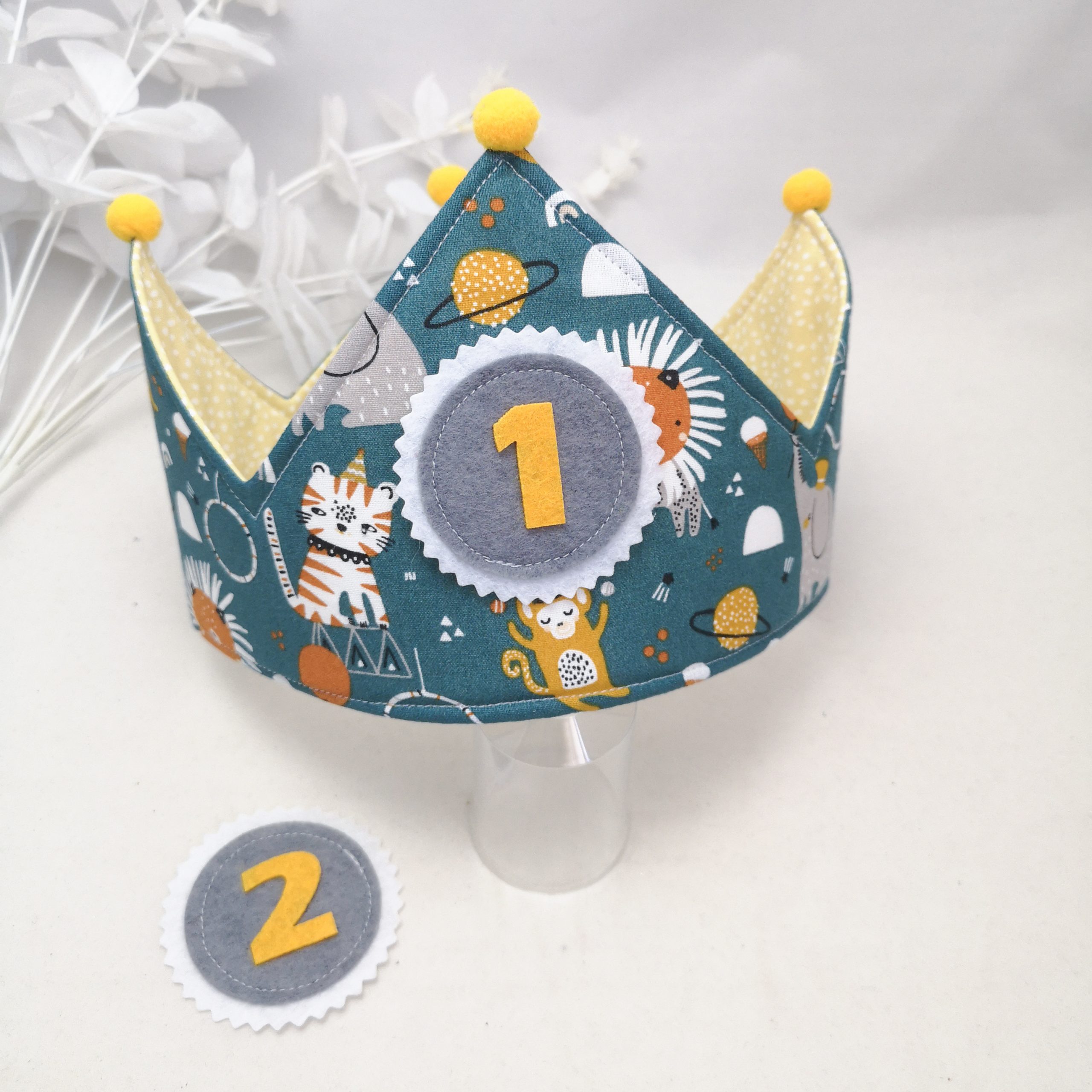 Corona cumpleaños circo mostaza